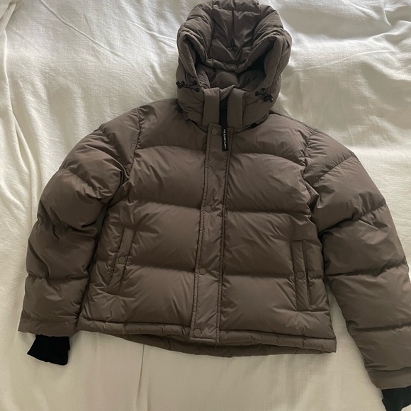 Aritzia | Jackets & Coats | Aritzia Super Puff Shortie Puffer Jacket ...